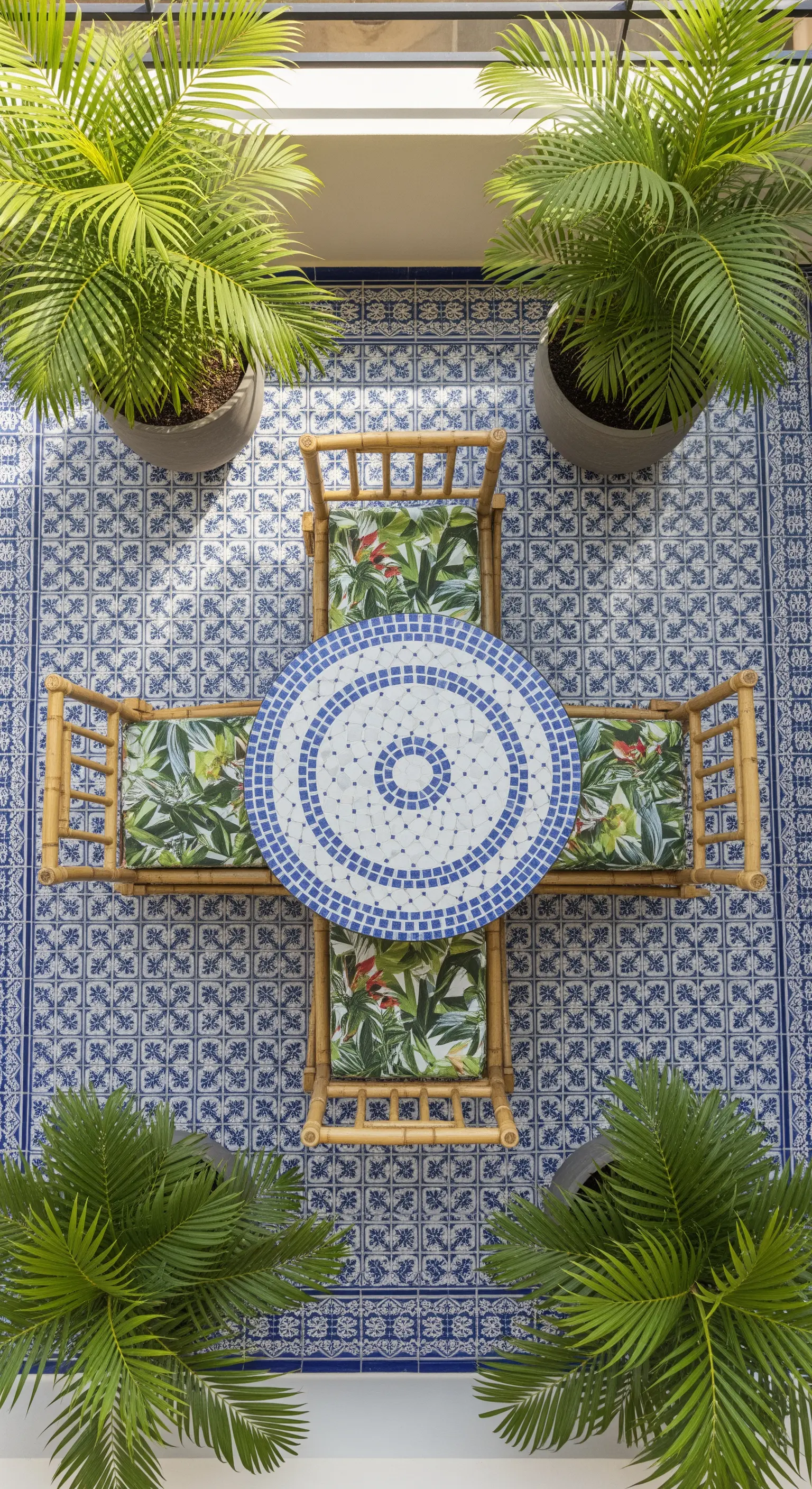 22 balconi tropicali dal carattere vivace con palme e tessuti colorati ...